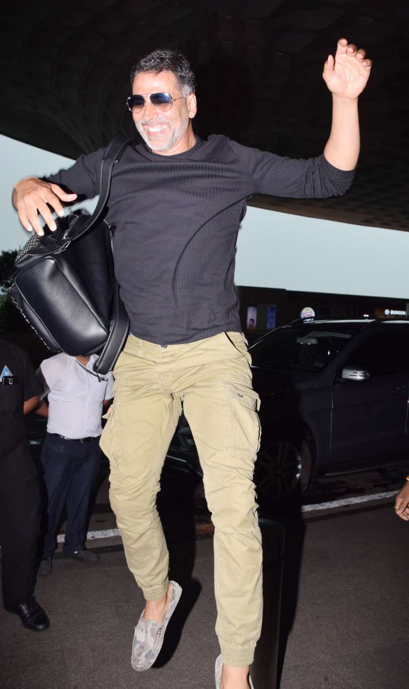 What pose! Akshay Kumar greets paps in the most unusual yet exciting ...